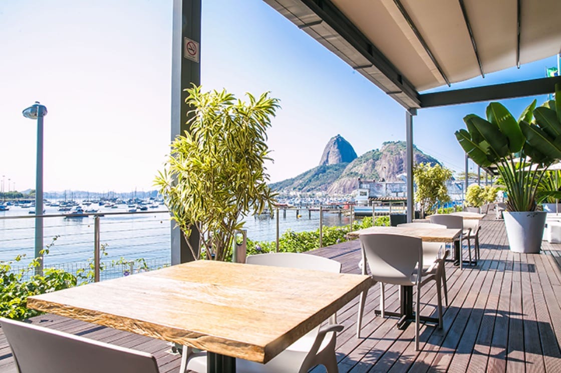 8 Amazing Waterfront Restaurants Around the Globe