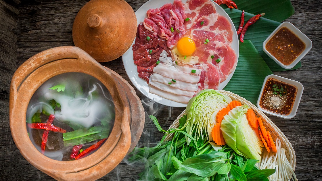 จานเด็ดระดับตำนาน: “แจ่วฮ้อน” หม้อไฟไทยอีสานสุดแซ่บ พร้อมพิกัดชิมใน ...